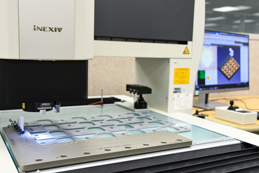 En la pista o en el taller, el Sistema de medición por video de Nikon ...